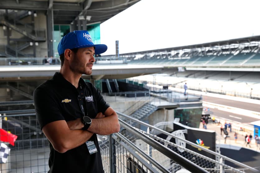 Larson visita la Indy 500 como preparación para competir en 2024 ...