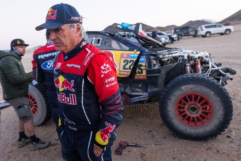 Video: ¡Puro esqueleto! Sainz completa el maratón del Rally Dakar con ...