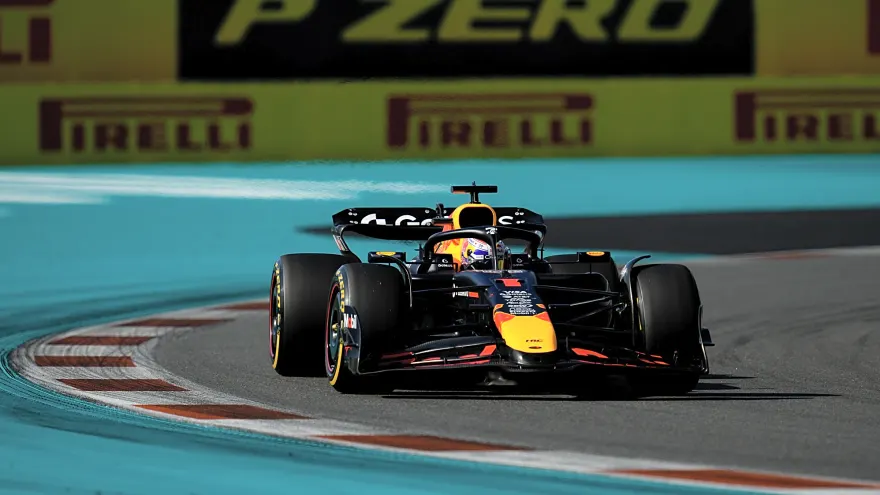 Red Bull elogia al «maestro» Verstappen por la pole: «Siempre lo hace bien bajo presión ...